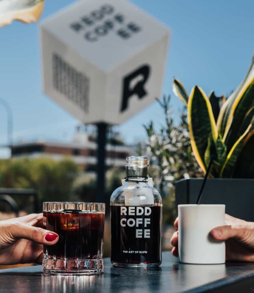 Δοκιμάζοντας τον cold brew του Redd Coffee | coffeemag.gr
